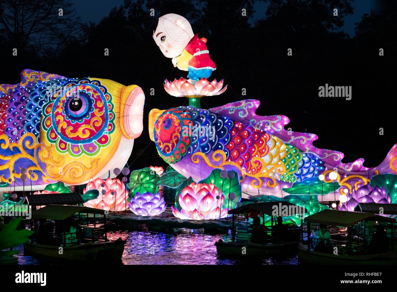 Happy chinese travel hi-res stock photography and images - Alamy