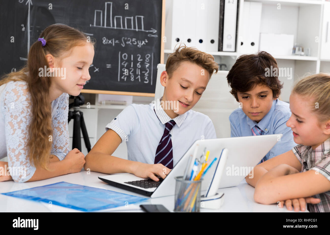Group teens work together classroom hi-res stock photography and images ...