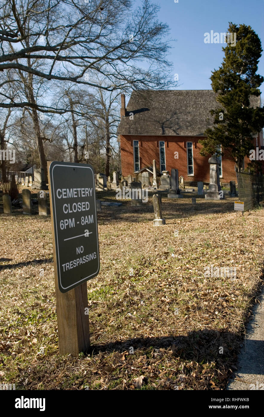 Closed sign at Olde Presbyterian Church Cemetery, Lancaster South ...