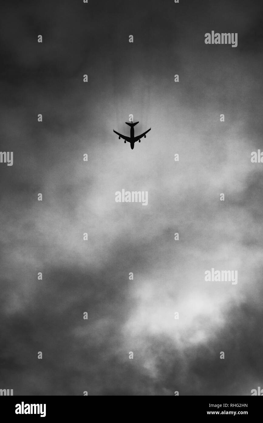 Plane flying in sky airplane Black and White Stock Photos & Images - Alamy