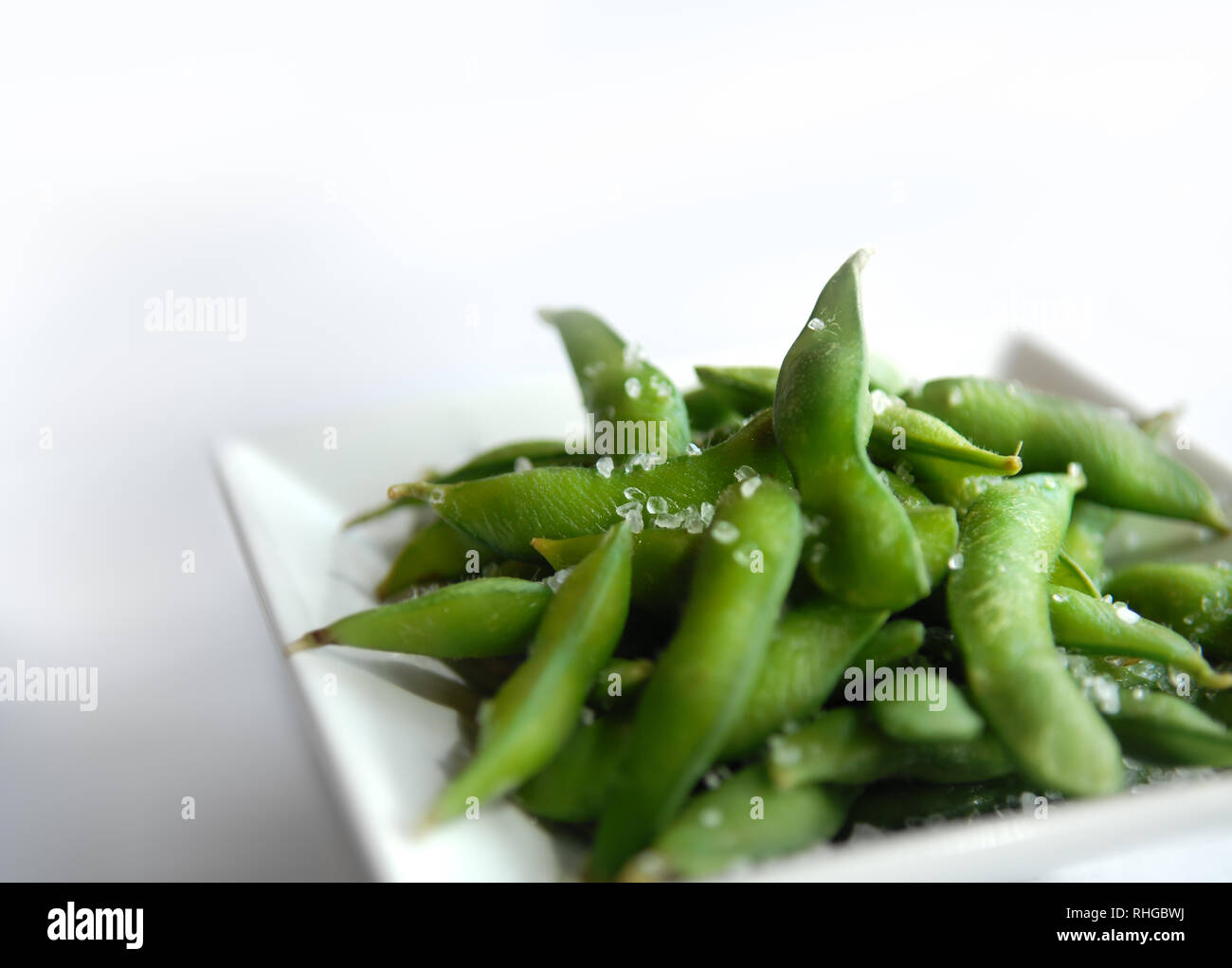 Dish of fresh japanese edamame soybeans with salt Stock Photo - Alamy