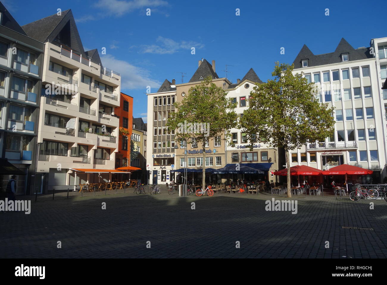 Restaurants and beer gardens in Cologne Old Town's historic Heumarkt ...