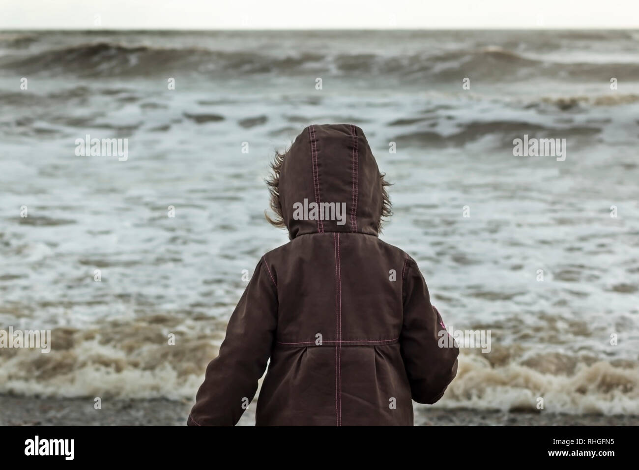 Child looking at the horizon hi-res stock photography and images - Alamy