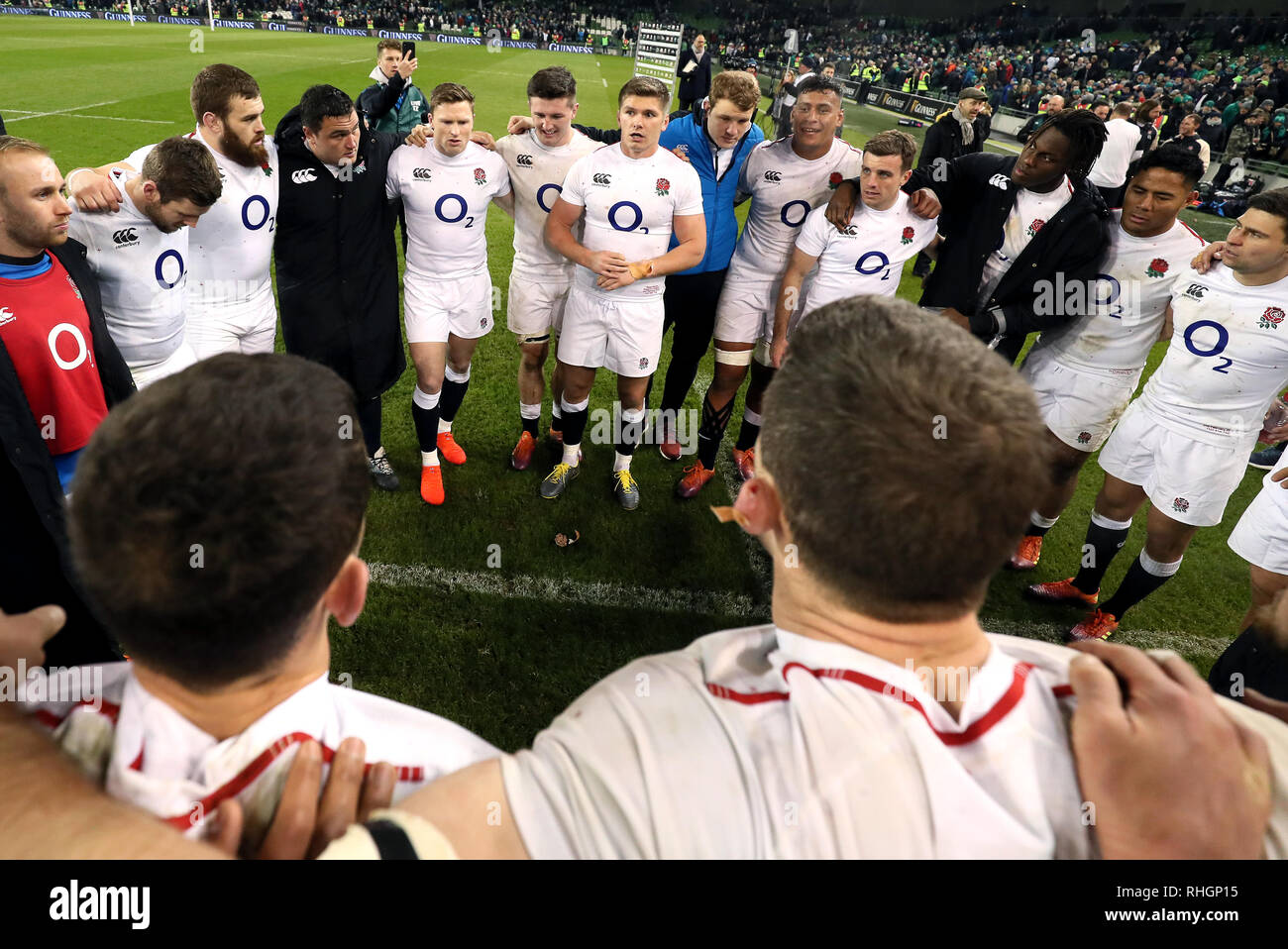 England's Owen Farrell (centre) and his team-mates have a team huddle ...