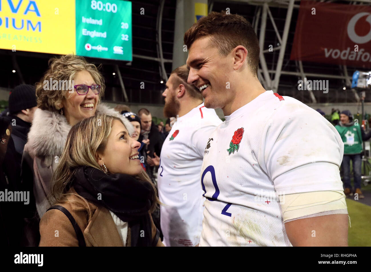 England's Henry Slade celebrates with his mum Jayne (back left) and ...