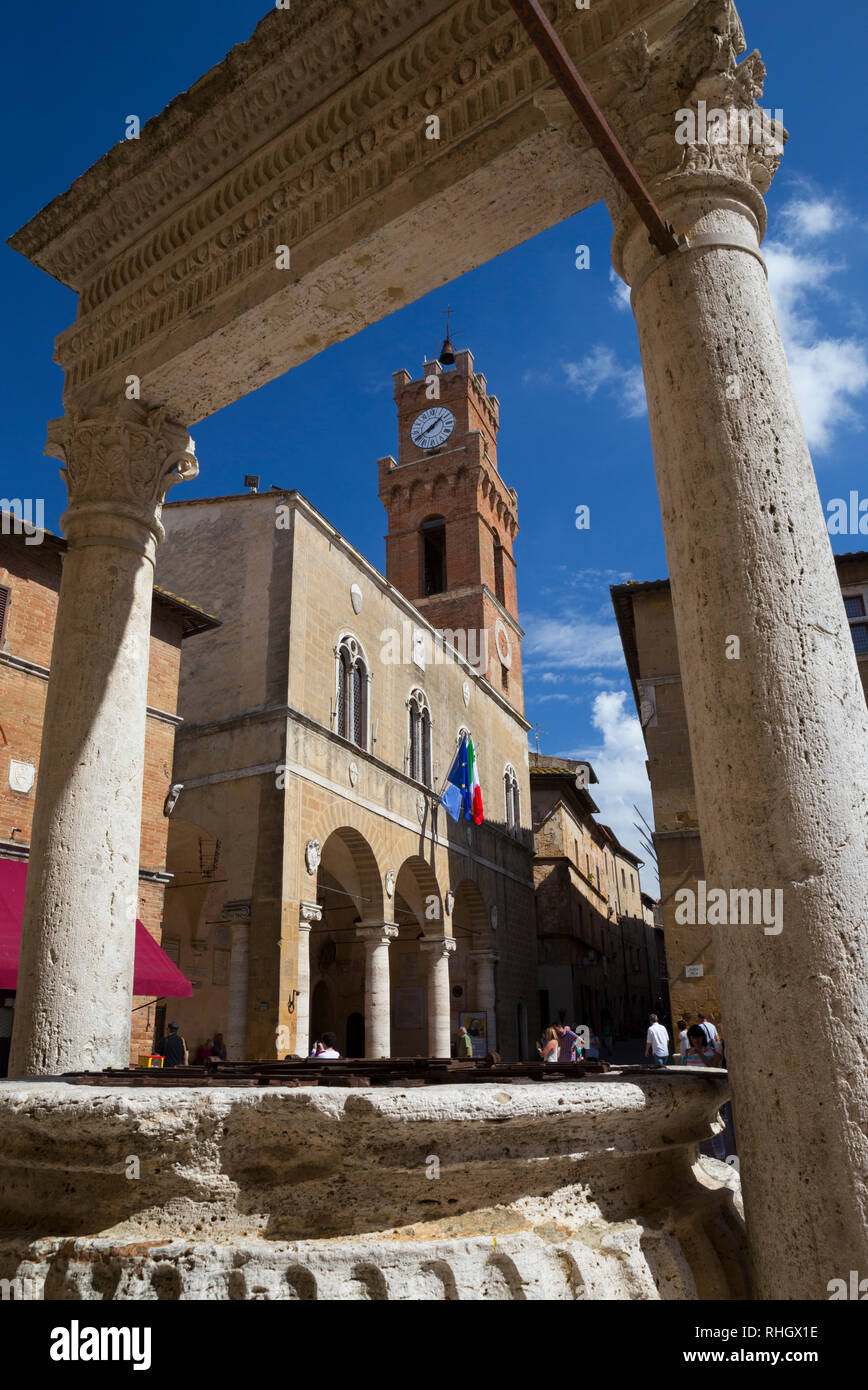 Pienza Town Hall and well, Tuscany, Italy Stock Photo - Alamy