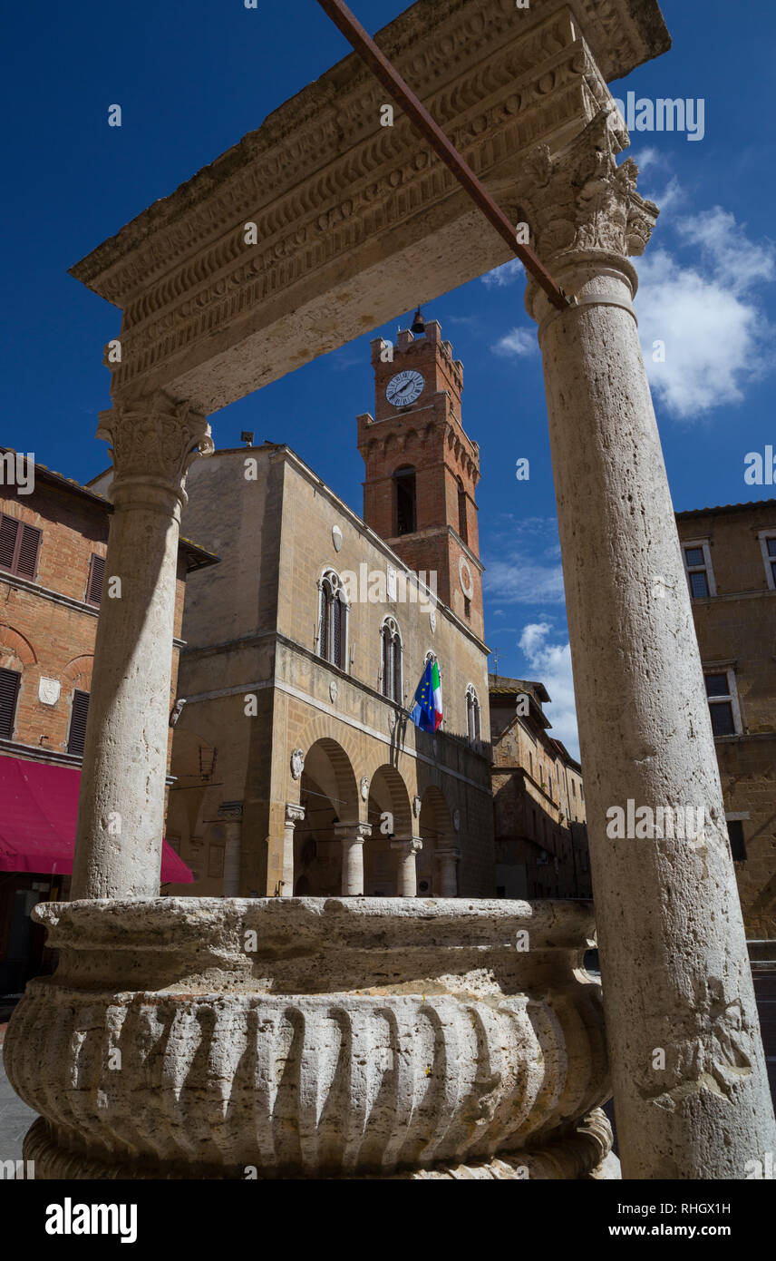 Pienza Town Hall and well, Tuscany, Italy Stock Photo - Alamy