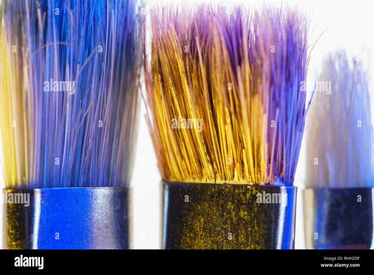Paint brushes with stiff synthetic bristles for oil painting, acrylic ...