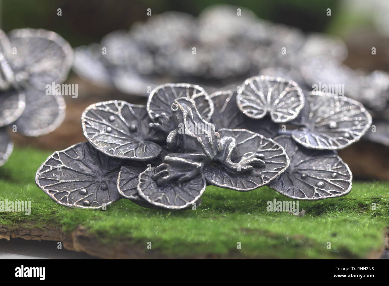 Silver frog hi-res stock photography and images - Alamy