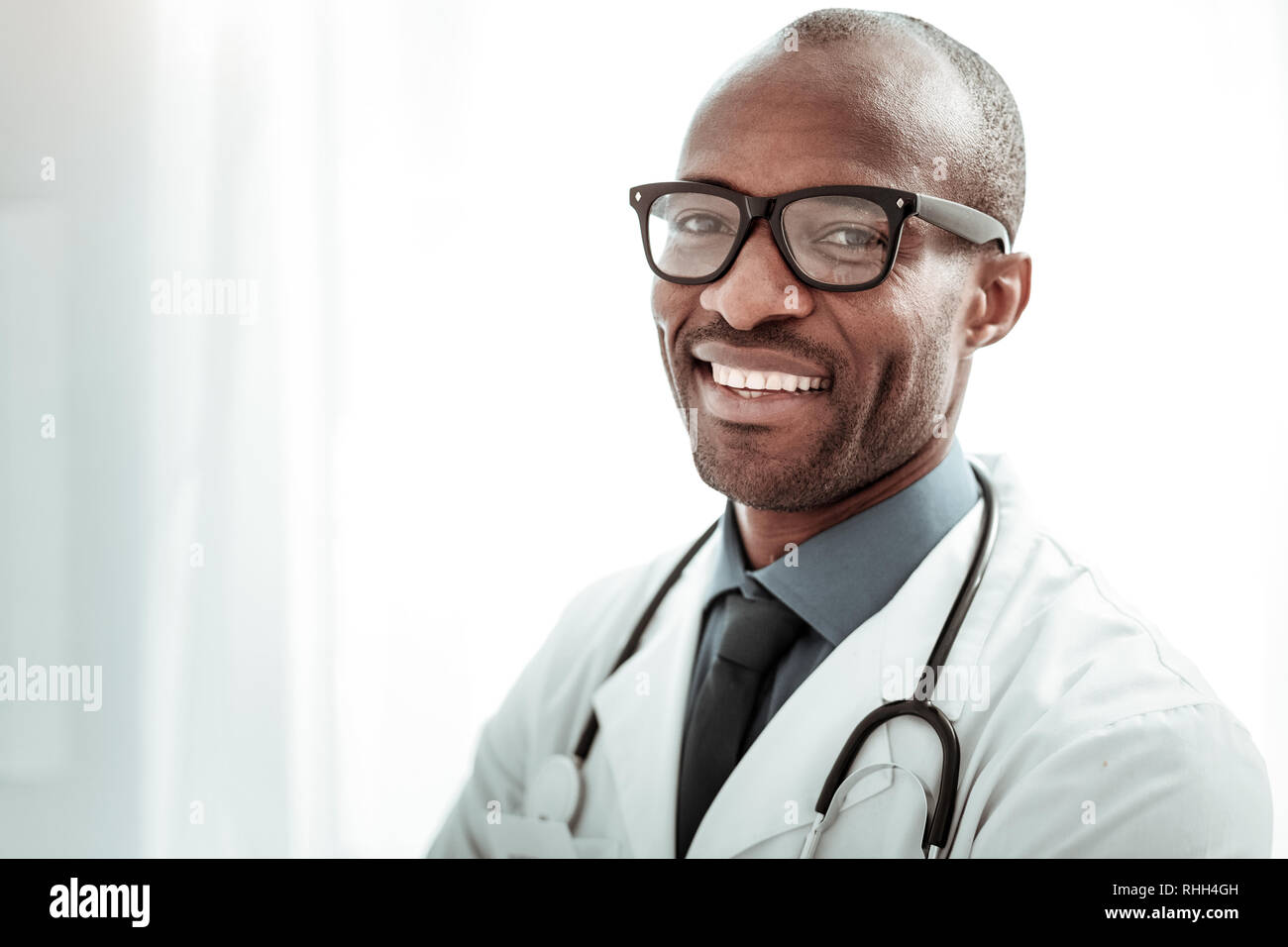 Family posing with doctor hi-res stock photography and images - Alamy