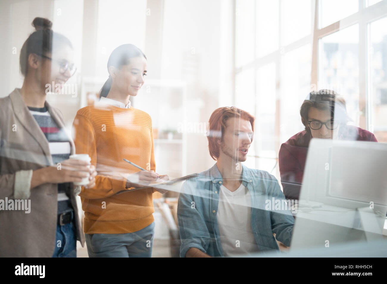 Team discussion hi-res stock photography and images - Alamy