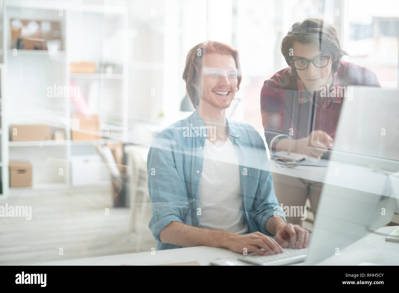 Discussion by computer Stock Photo - Alamy