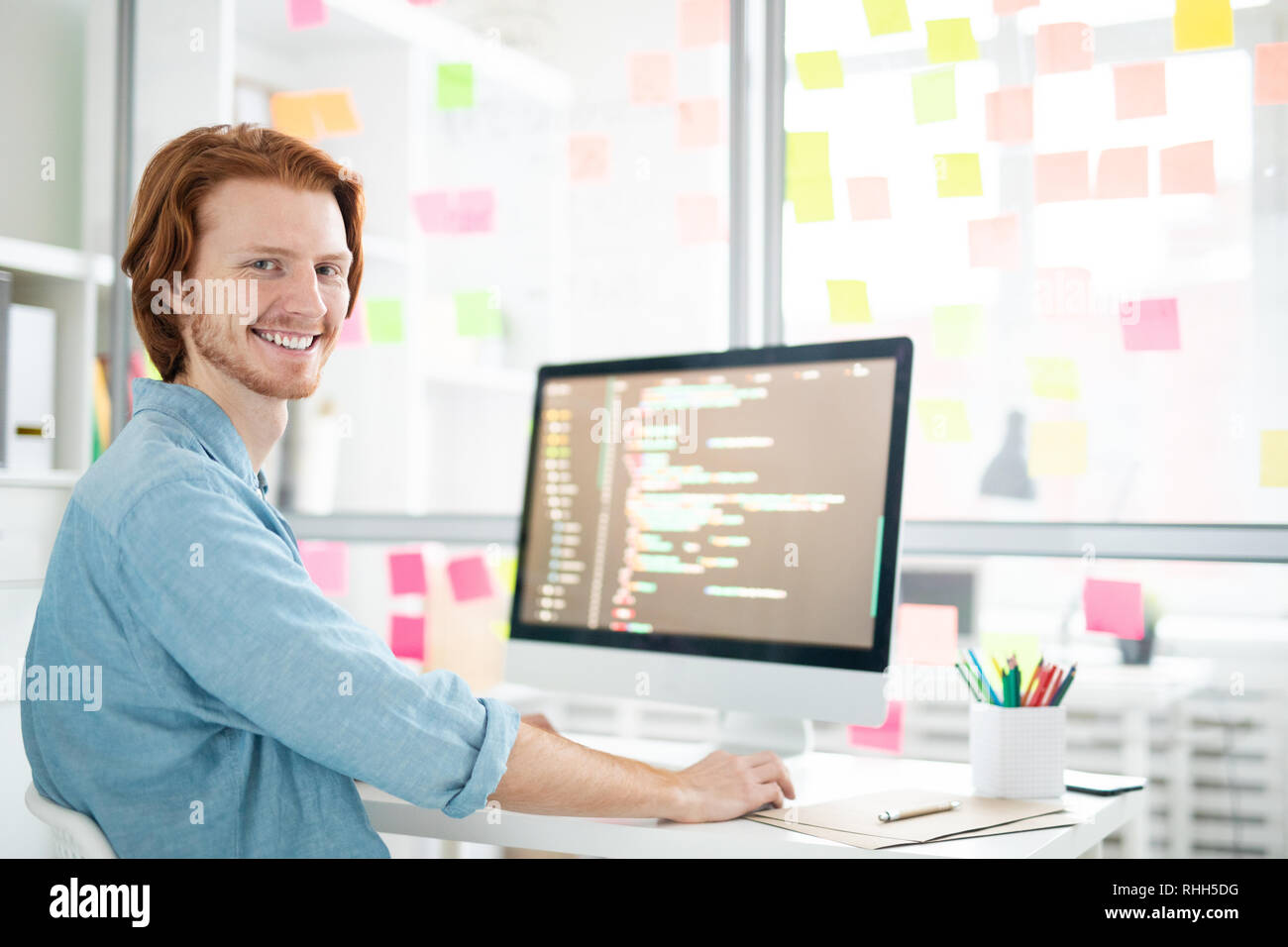 Analyst programmer hi-res stock photography and images - Alamy