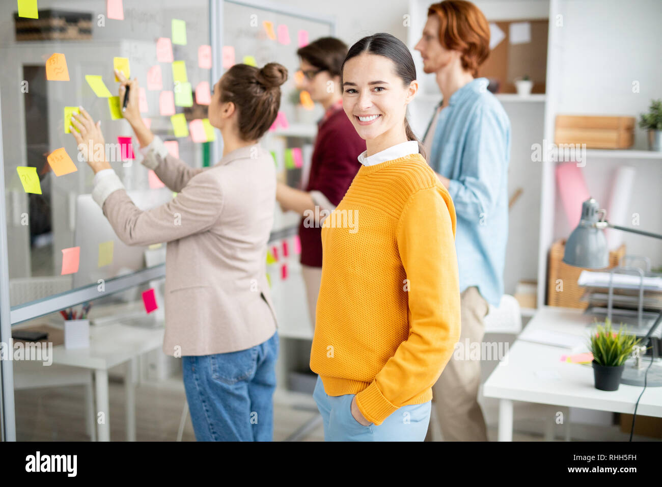 Contemporary office environment hi-res stock photography and images - Alamy