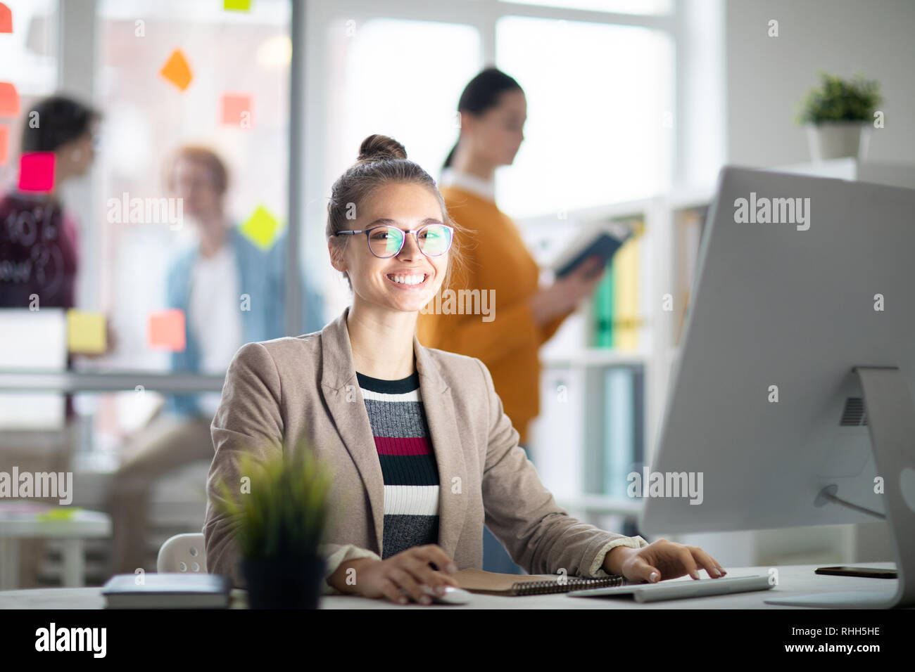 Woman in front of computer monitor Stock Photo - Alamy