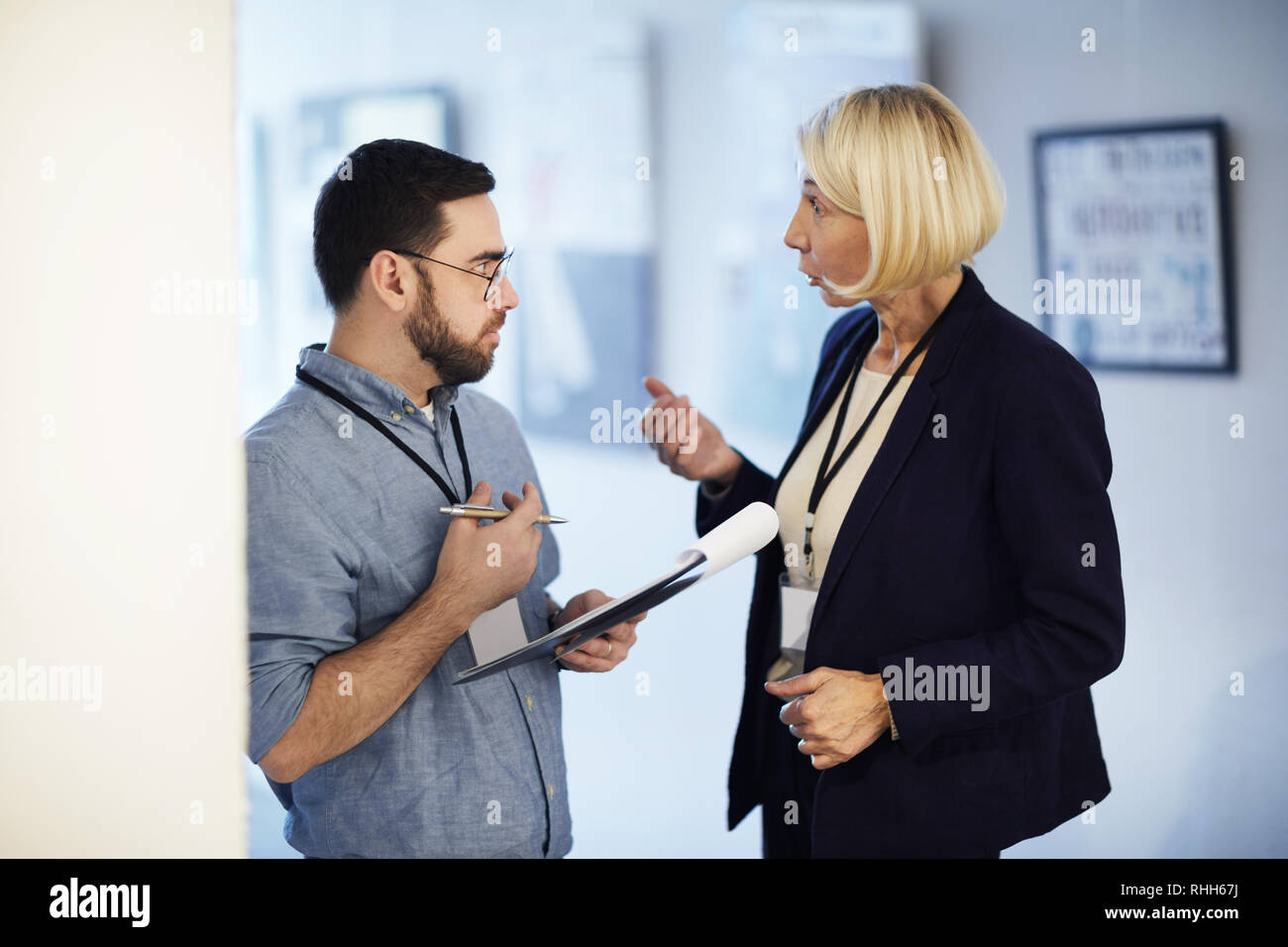 Guiding gallery hi-res stock photography and images - Alamy