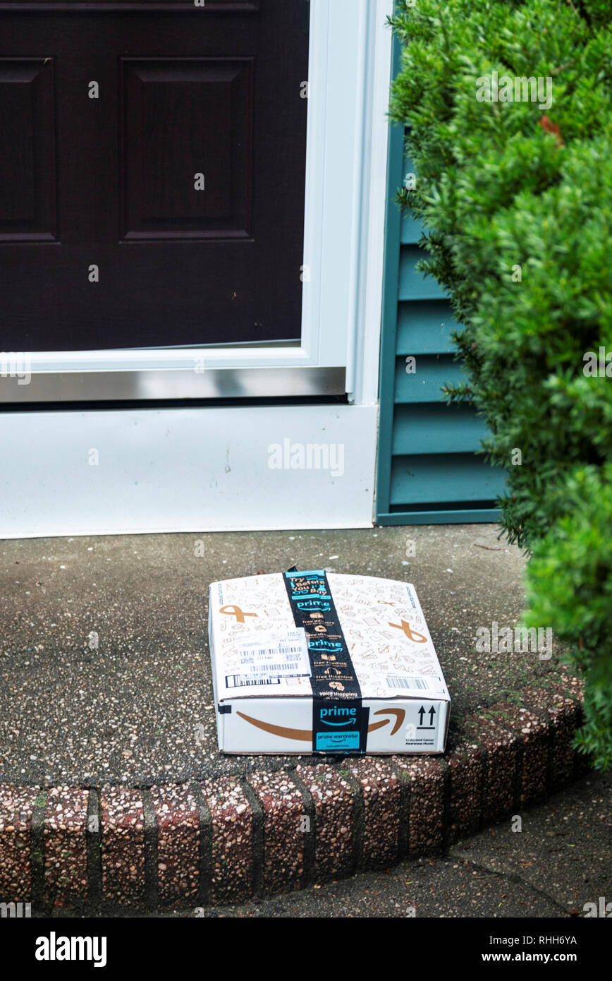 Parcel delivery door open hi-res stock photography and images - Alamy