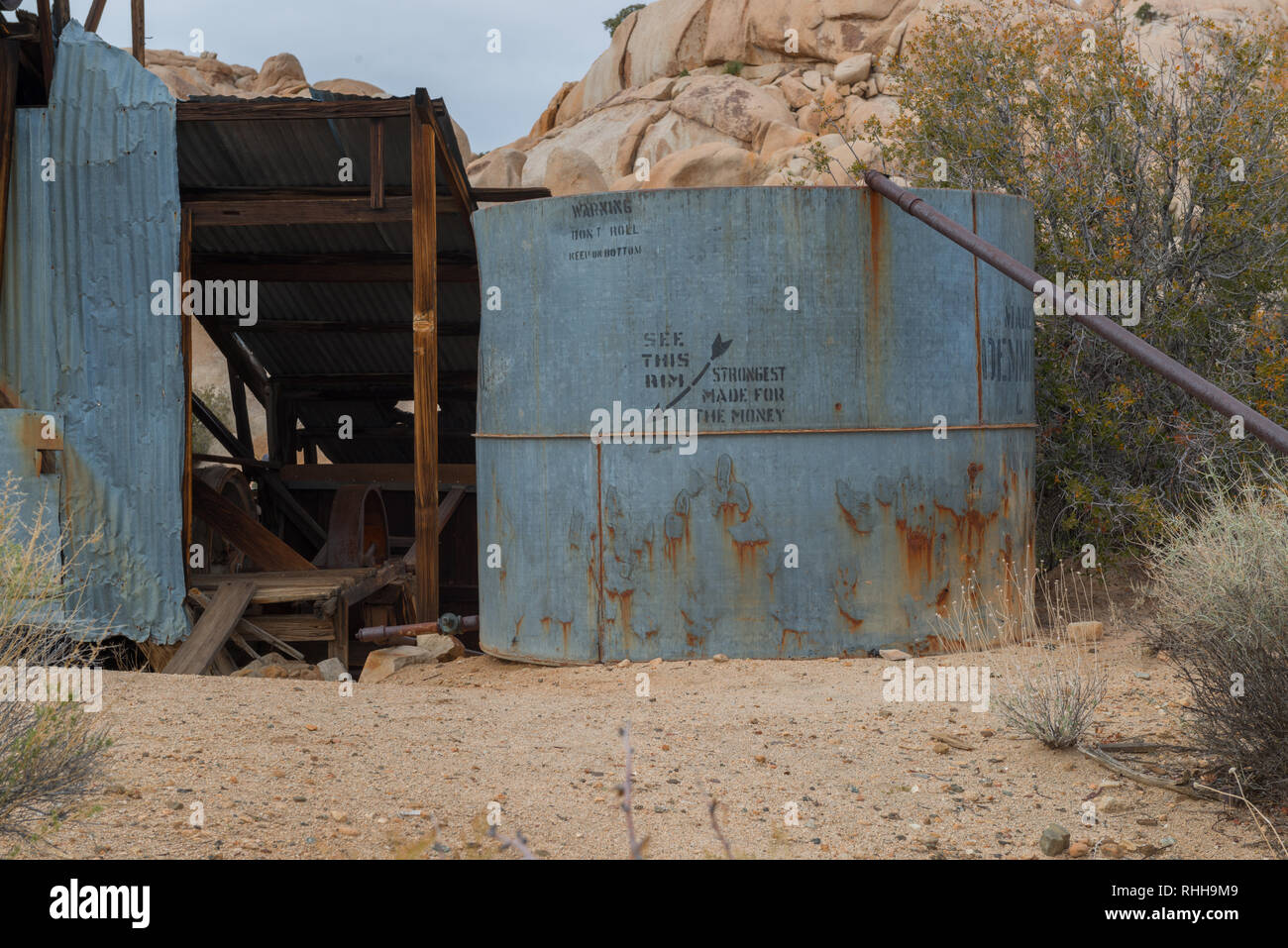 Abandoned mining equipment on the Wall Street Mill trail in Joshua Tree ...