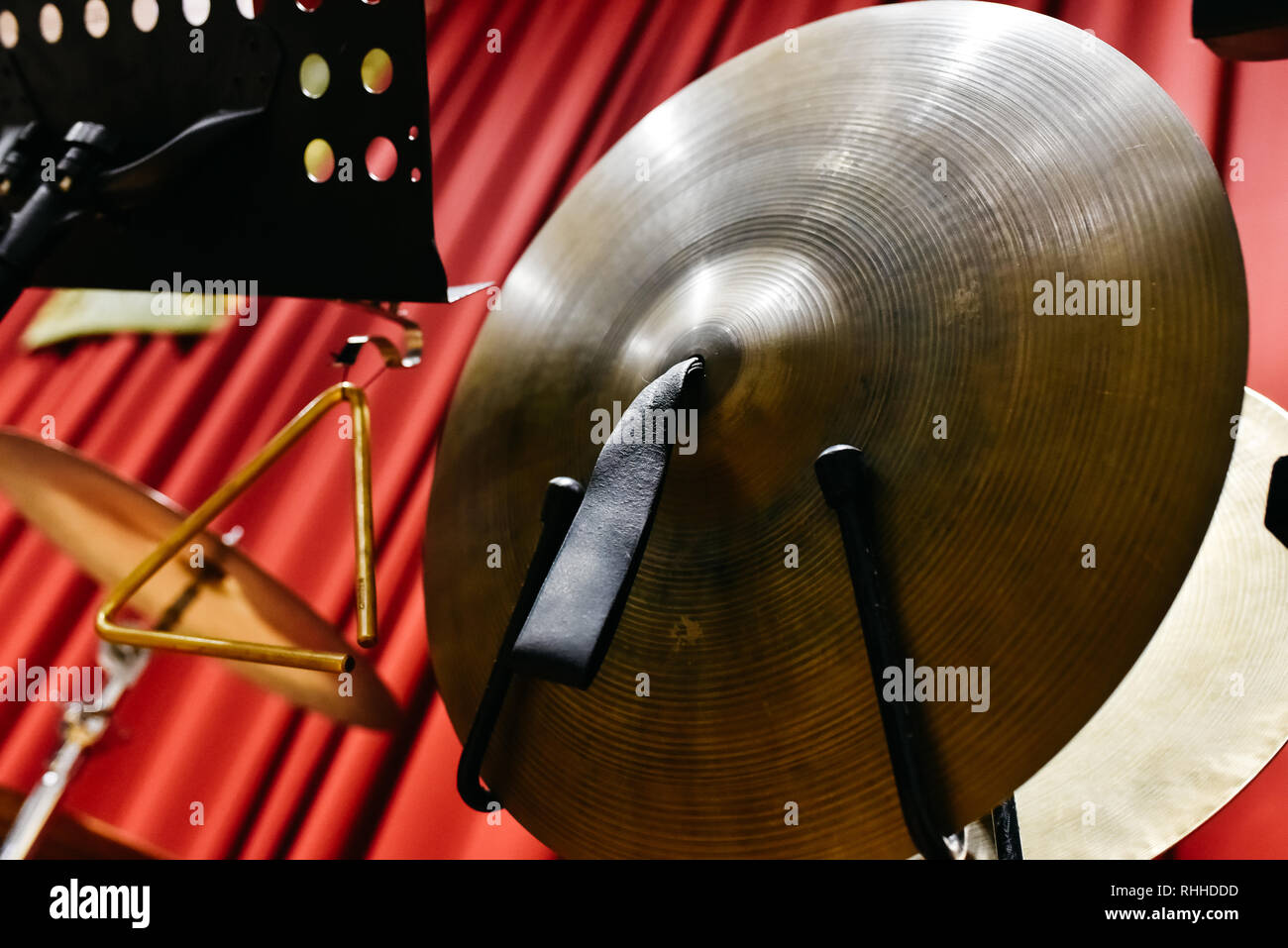 Cymbals of a drum set Stock Photo - Alamy