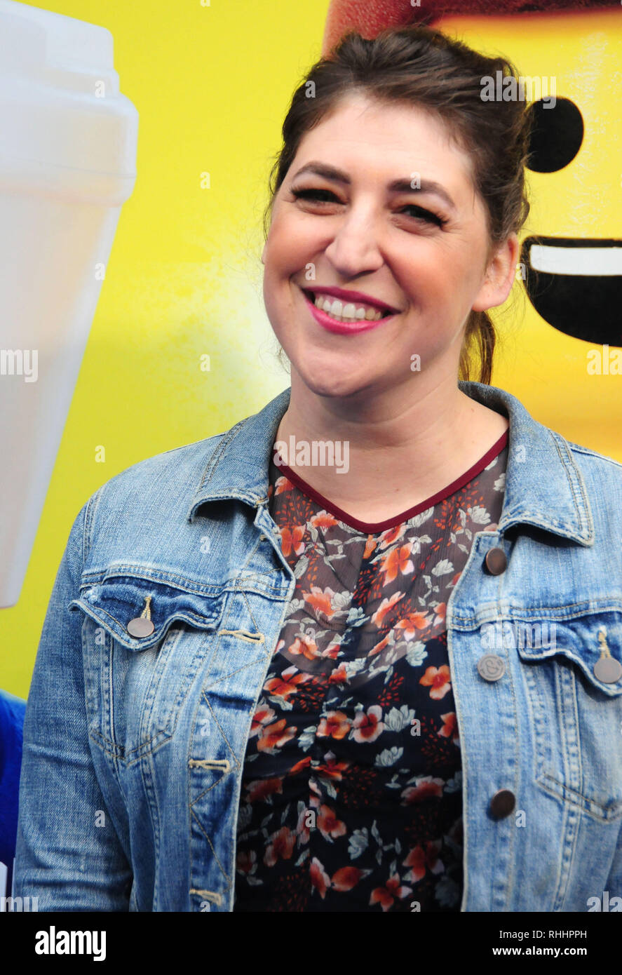 Mayim Bialik Stock Photos & Mayim Bialik Stock Images - Alamy