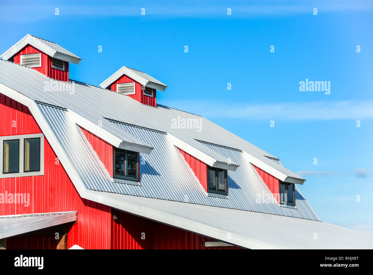 Red barn sunny sky hi-res stock photography and images - Alamy