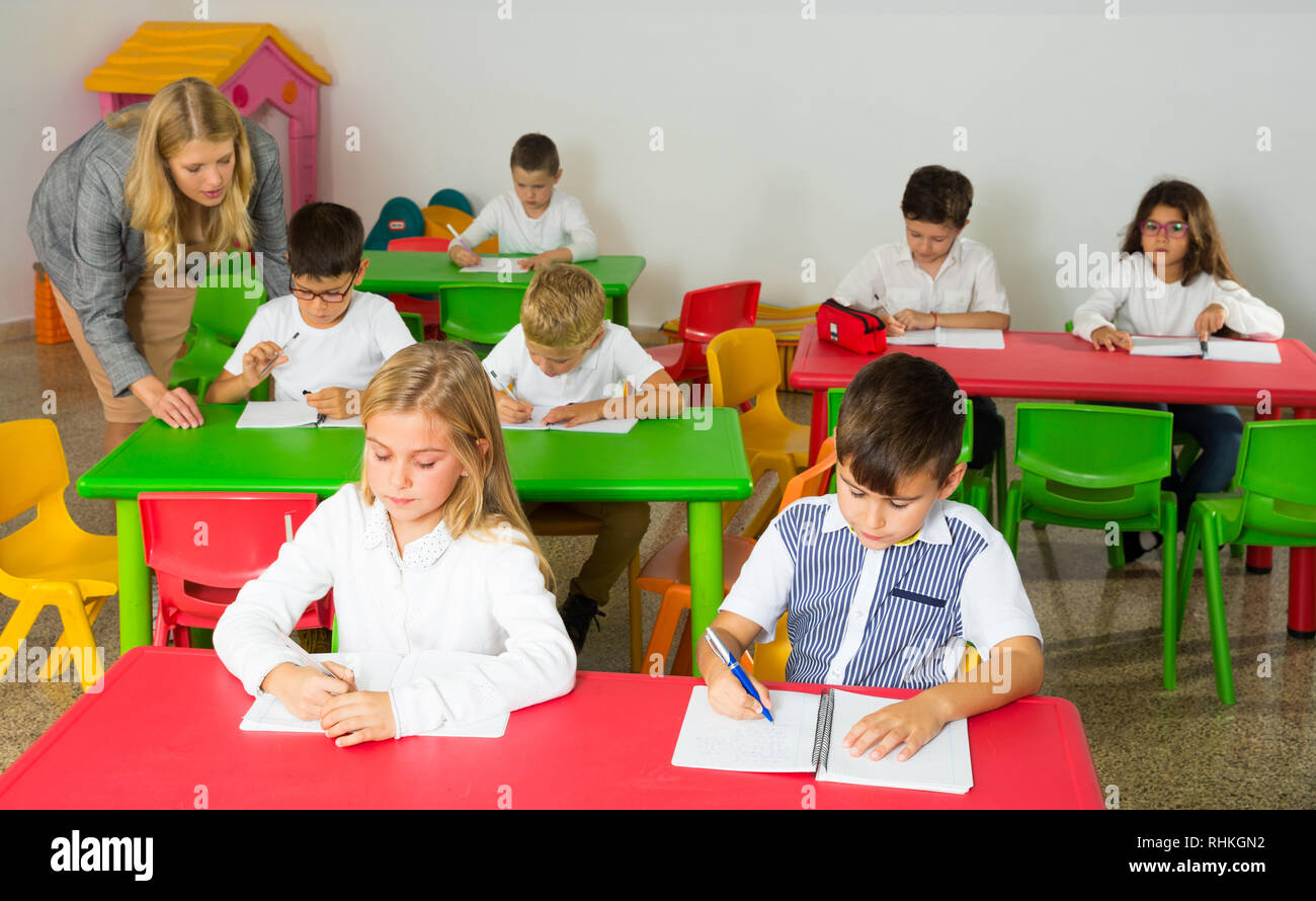 6 primary students working together hi-res stock photography and images ...