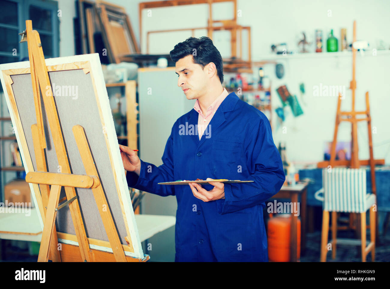 1 hand holding palette hi-res stock photography and images - Alamy