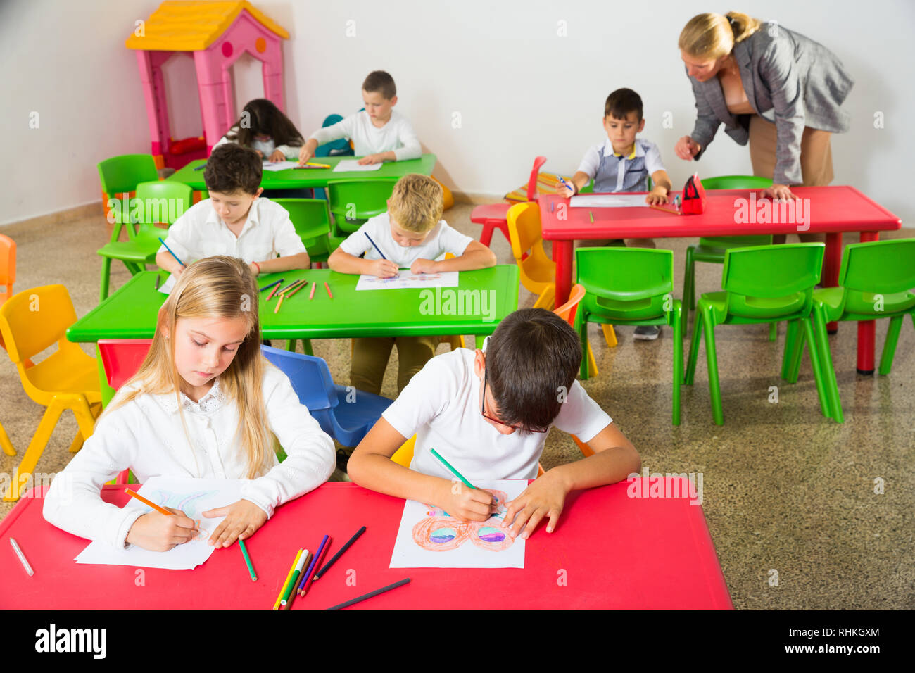 6 primary students working together hi-res stock photography and images ...