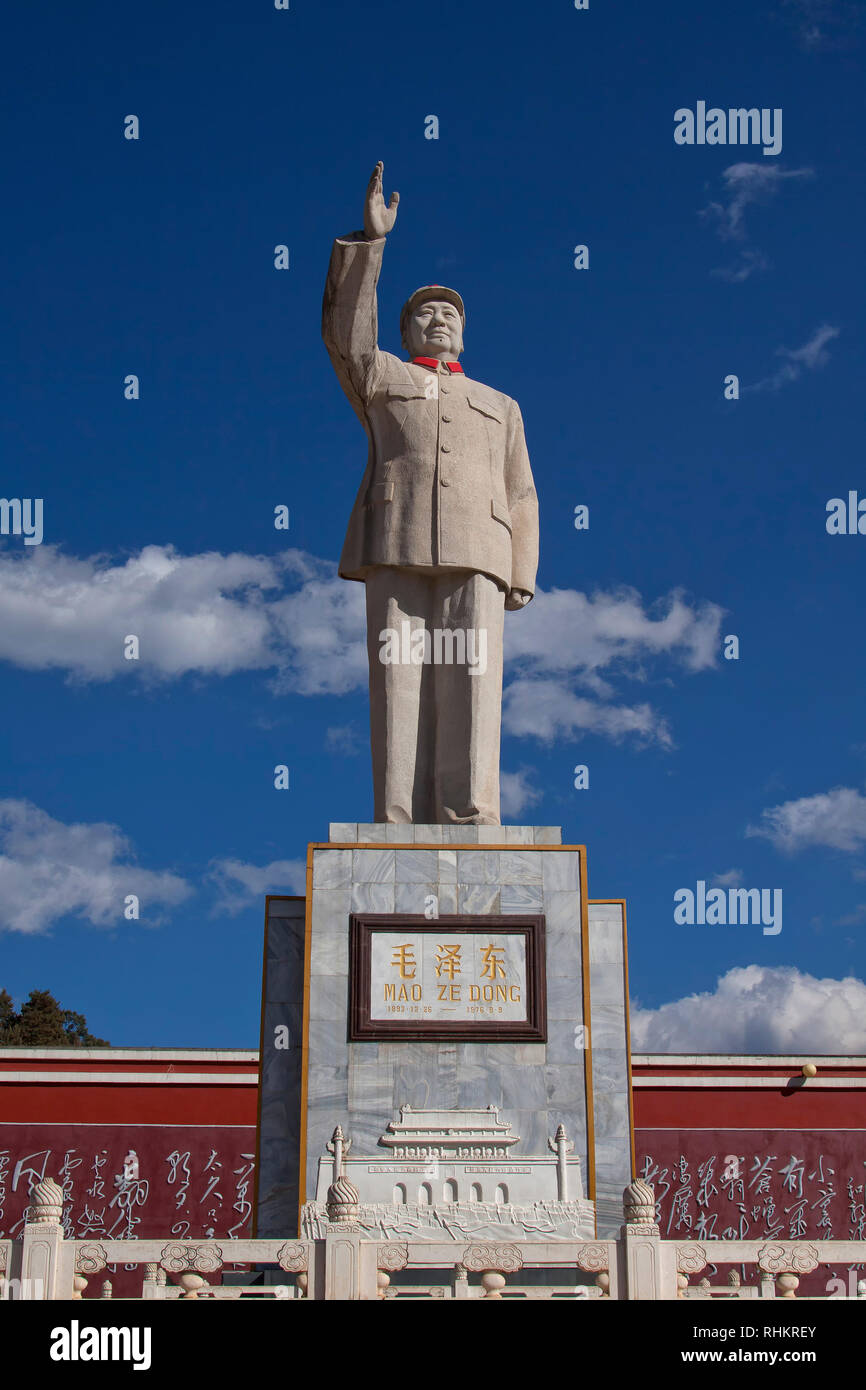 Statue of Mao Tse-tung, Mao Zedong, Chairman of the Communist Party of ...
