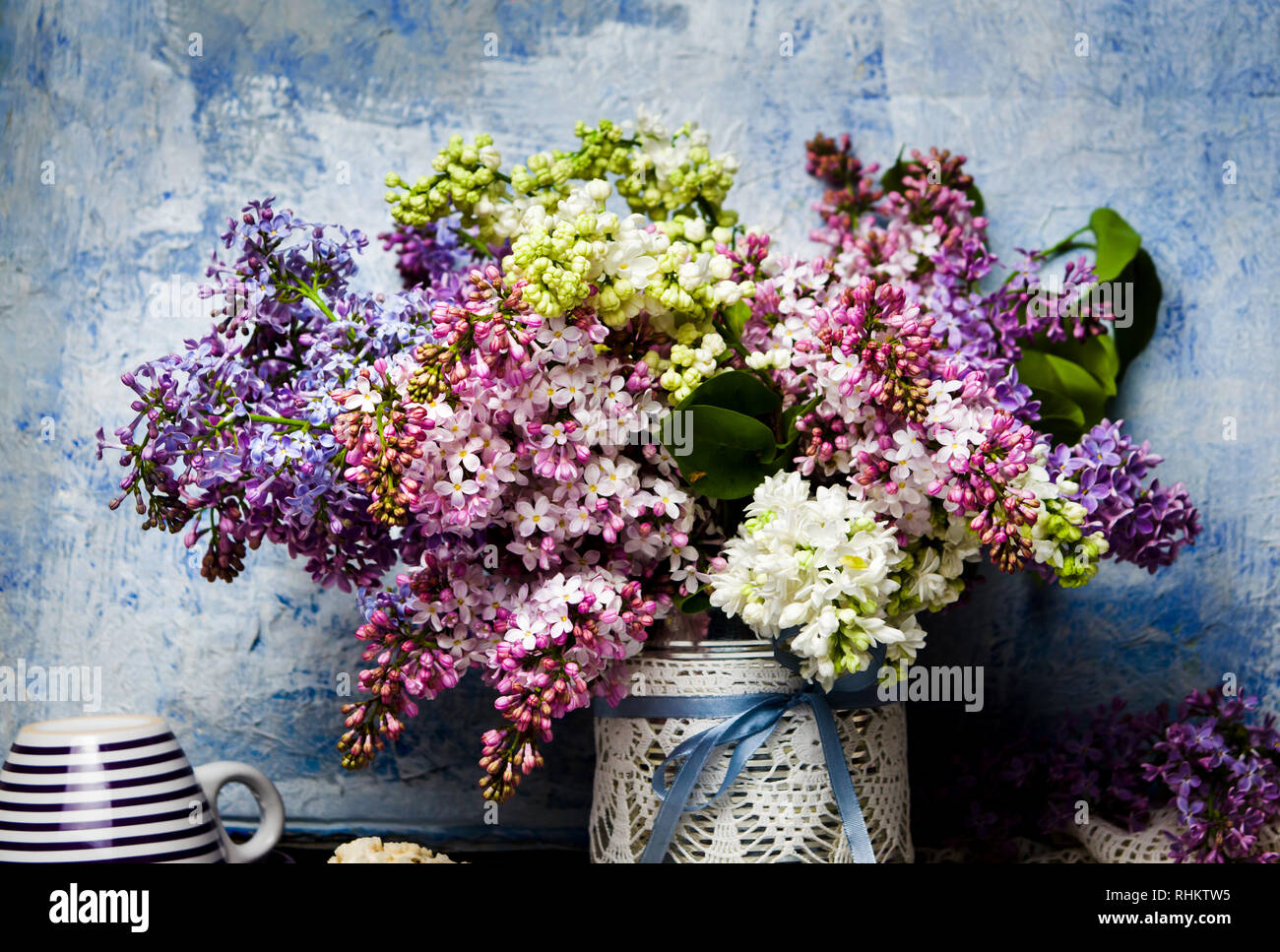 Spring flowers bouquet hi-res stock photography and images - Alamy