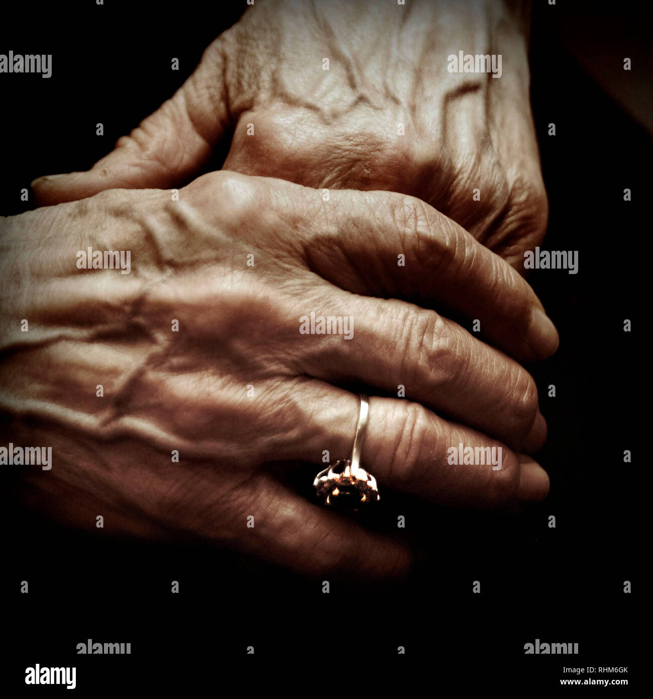 Old woman hands hi-res stock photography and images - Alamy