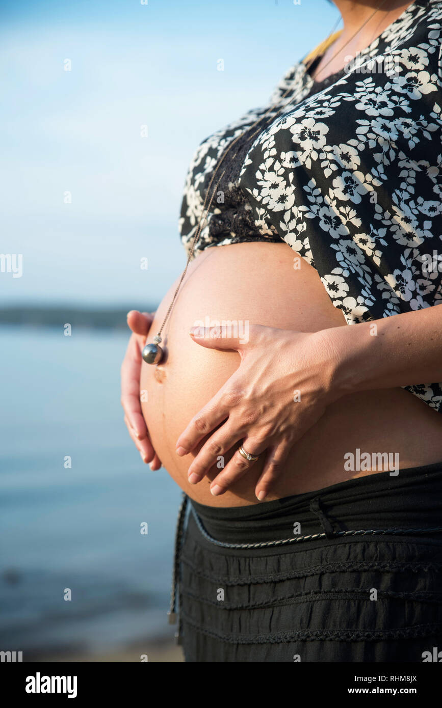 Baby belly button hi-res stock photography and images - Alamy