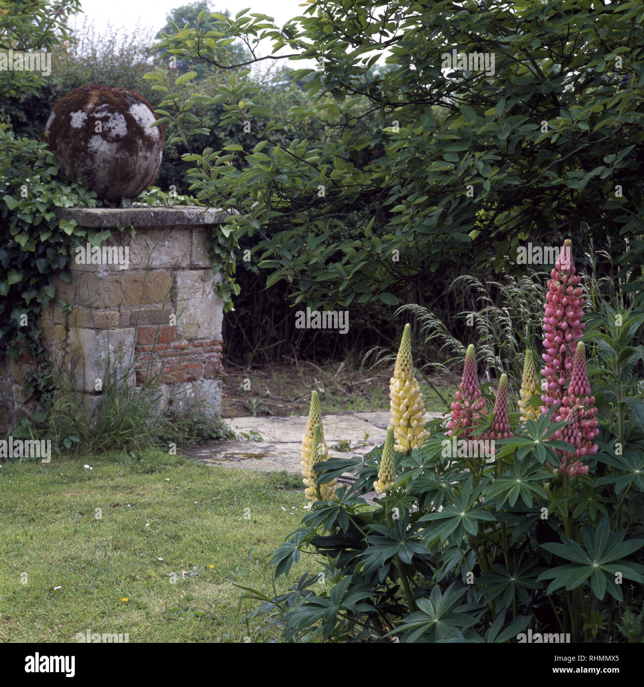 Lawn pillar hi-res stock photography and images - Alamy