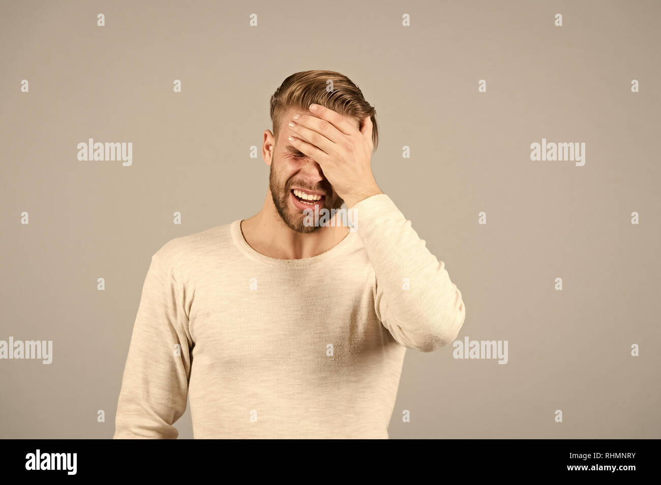 Bad memory concept. Man bearded forgetful face, grey background. Man ...