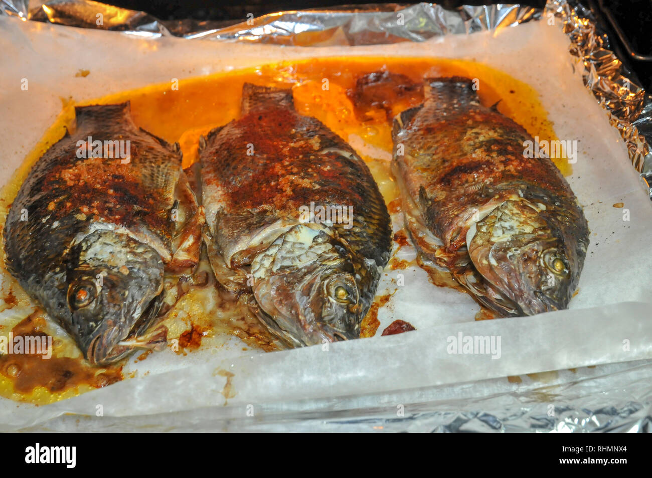 Food in foil tray hi-res stock photography and images - Alamy