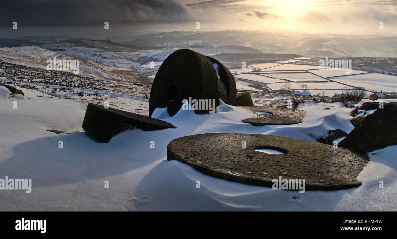 Stanage edge millstones hi-res stock photography and images - Alamy