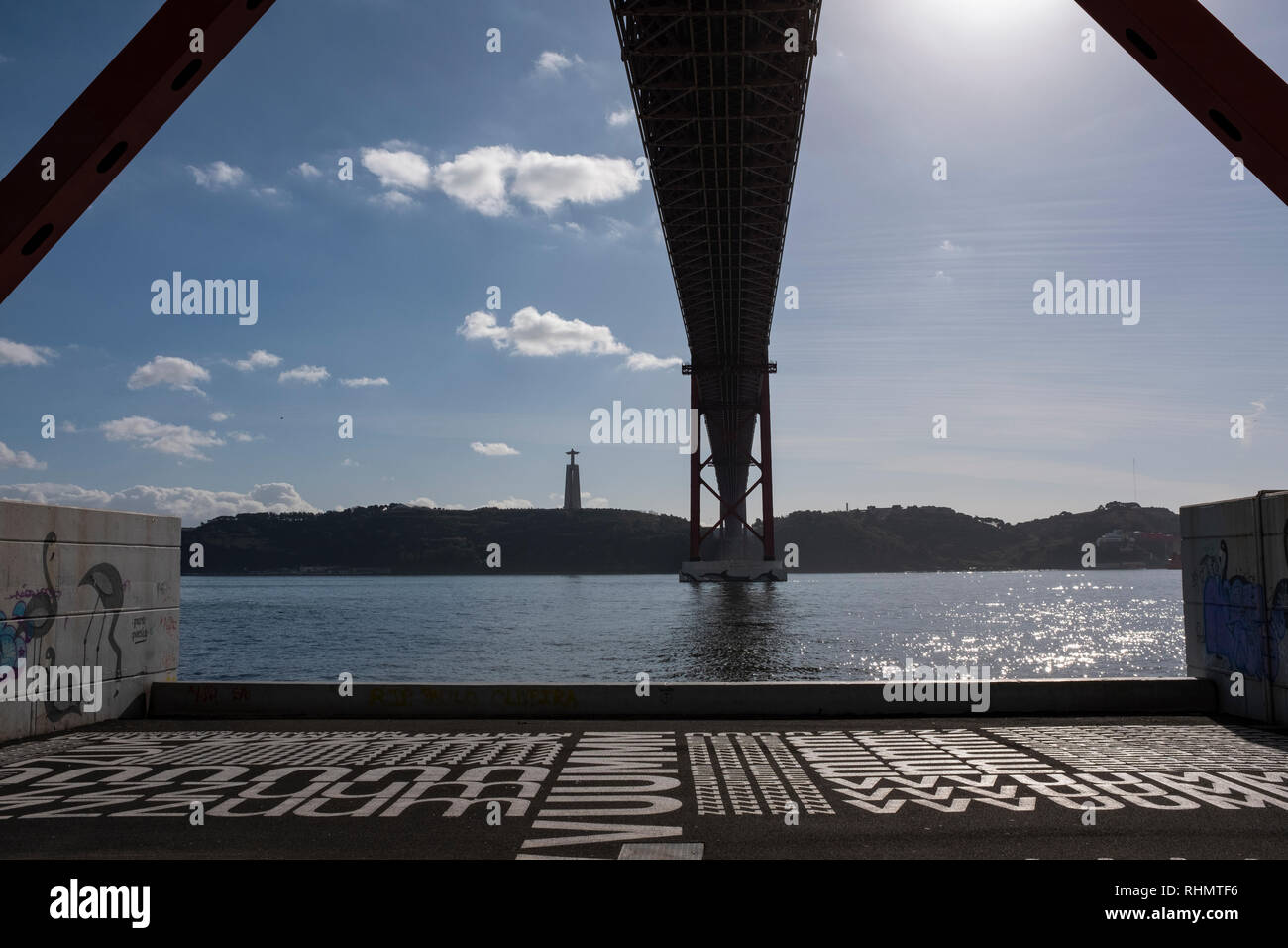 25 de ABRIL BRIDGE 27TH LARGEST SUSPENSION BRIDGE IN THE WORLD Stock ...