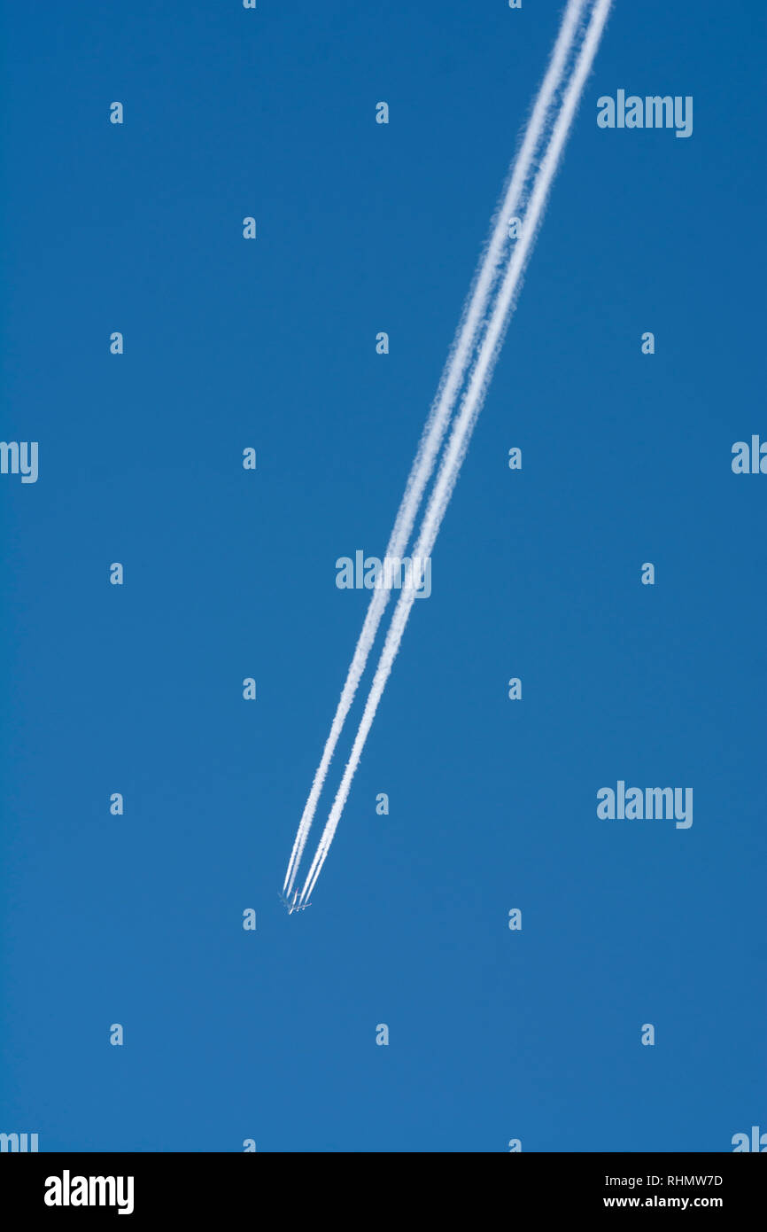 Jet aircraft contrail hi-res stock photography and images - Alamy