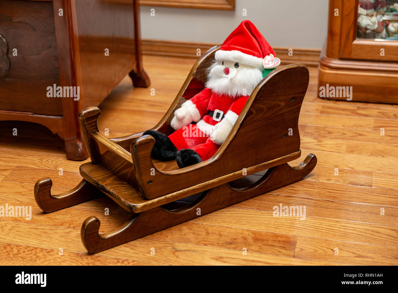 Traditional red sleigh hi-res stock photography and images - Alamy