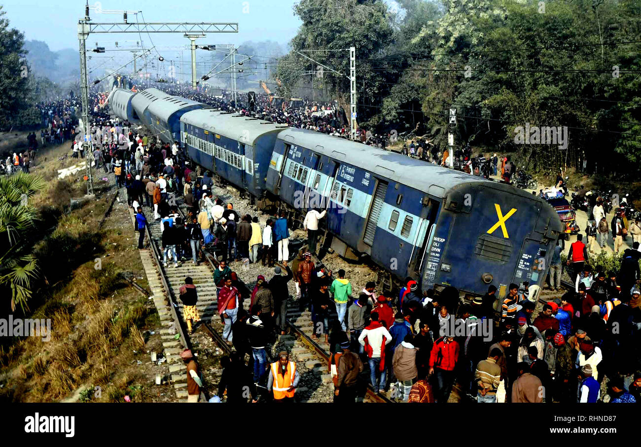 Bihar, India. 3rd Feb, 2019. Rescue and relief workers are seen on a ...