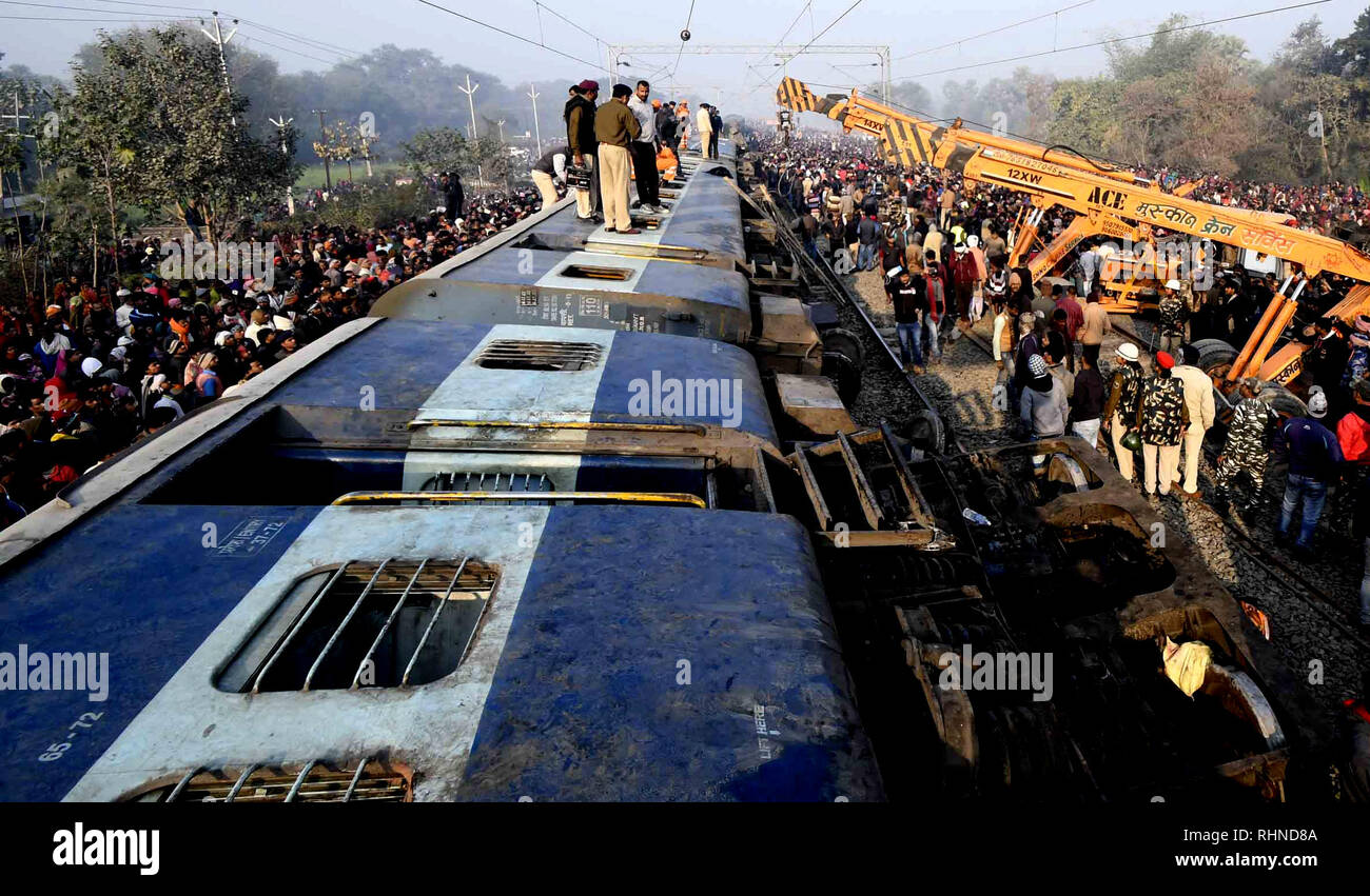 Bihar, India. 3rd Feb, 2019. Rescue and relief workers are seen on a ...