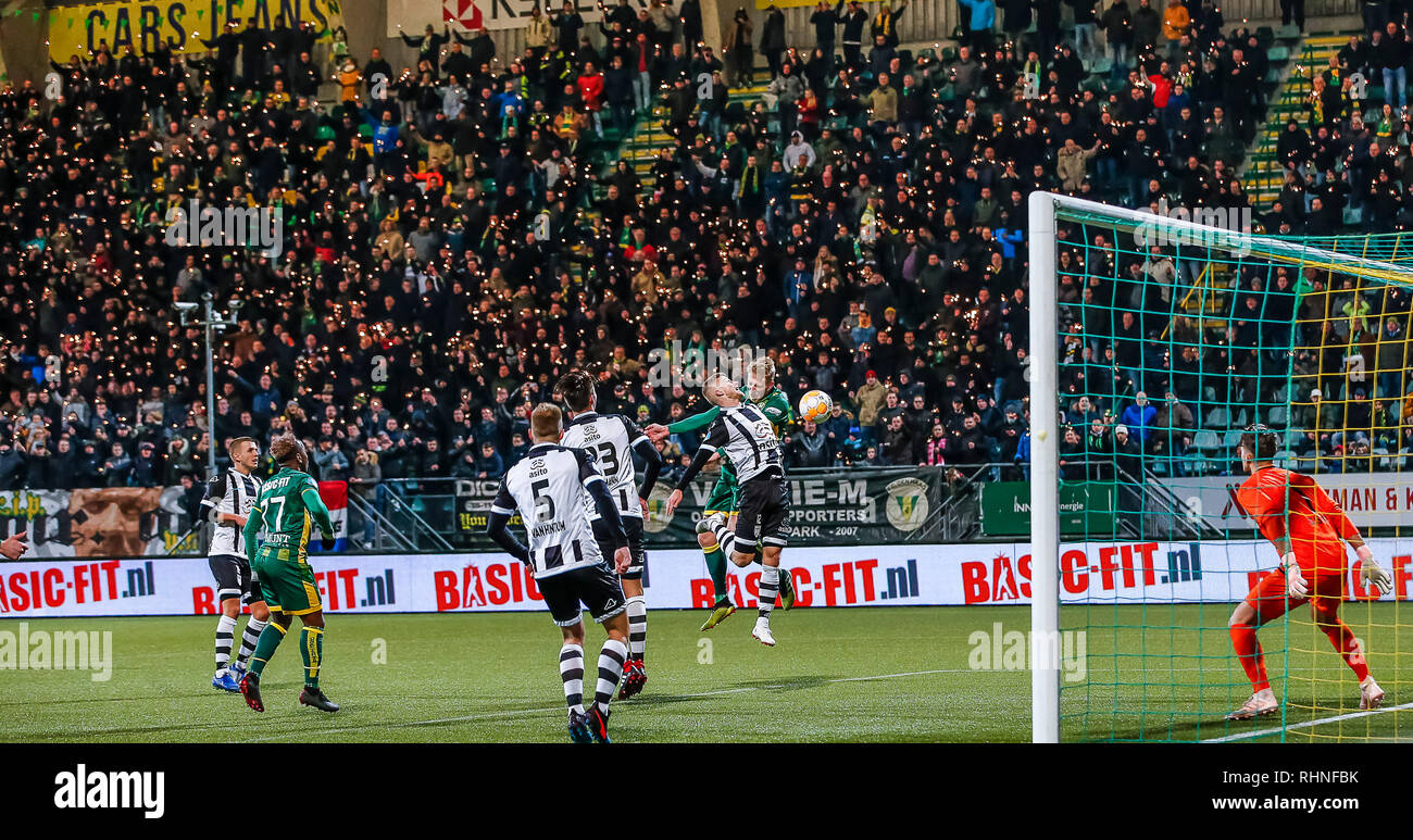 Football action shots hi-res stock photography and images - Alamy