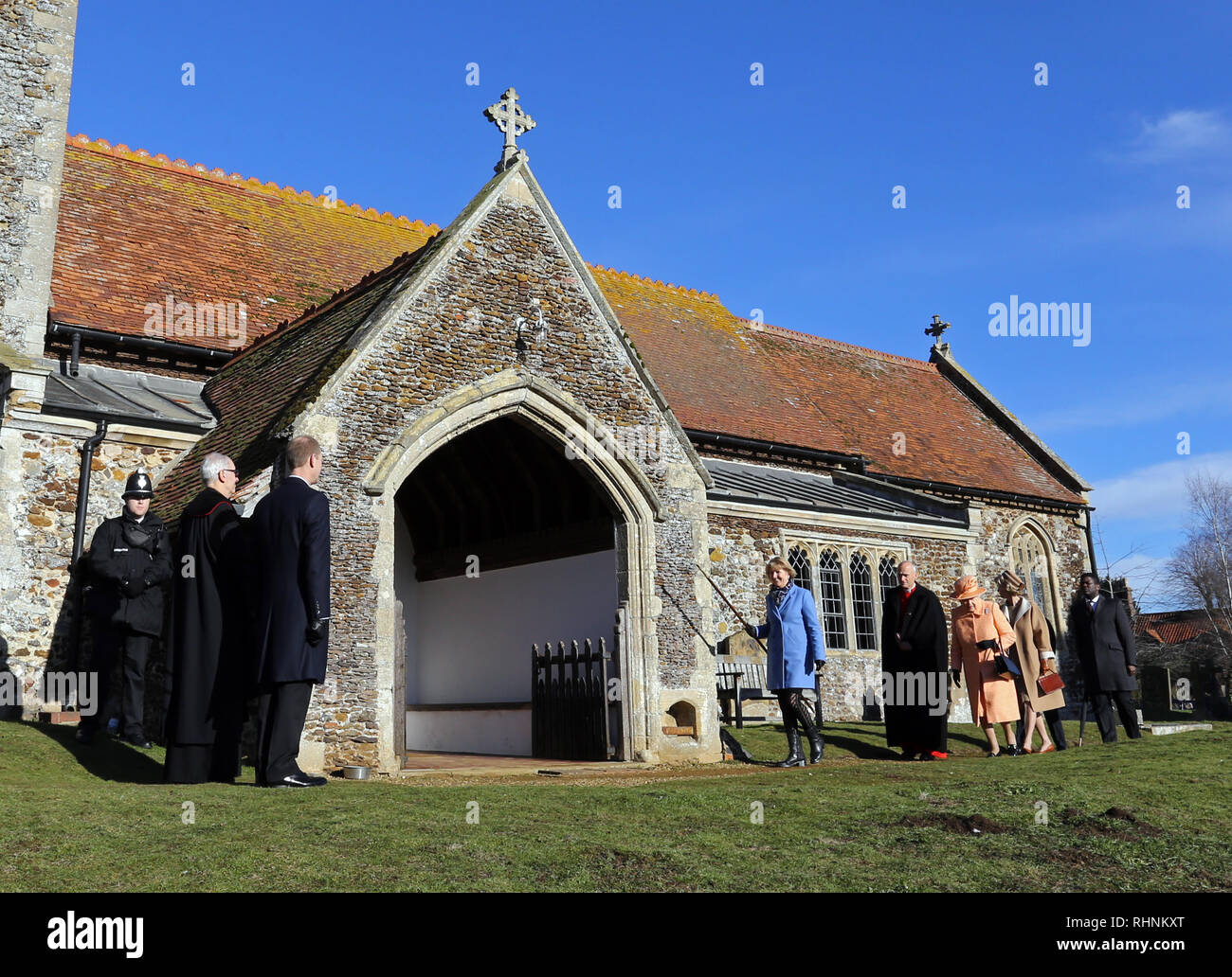 Queen elizabeth ii in peach coloured outfit hi-res stock photography ...