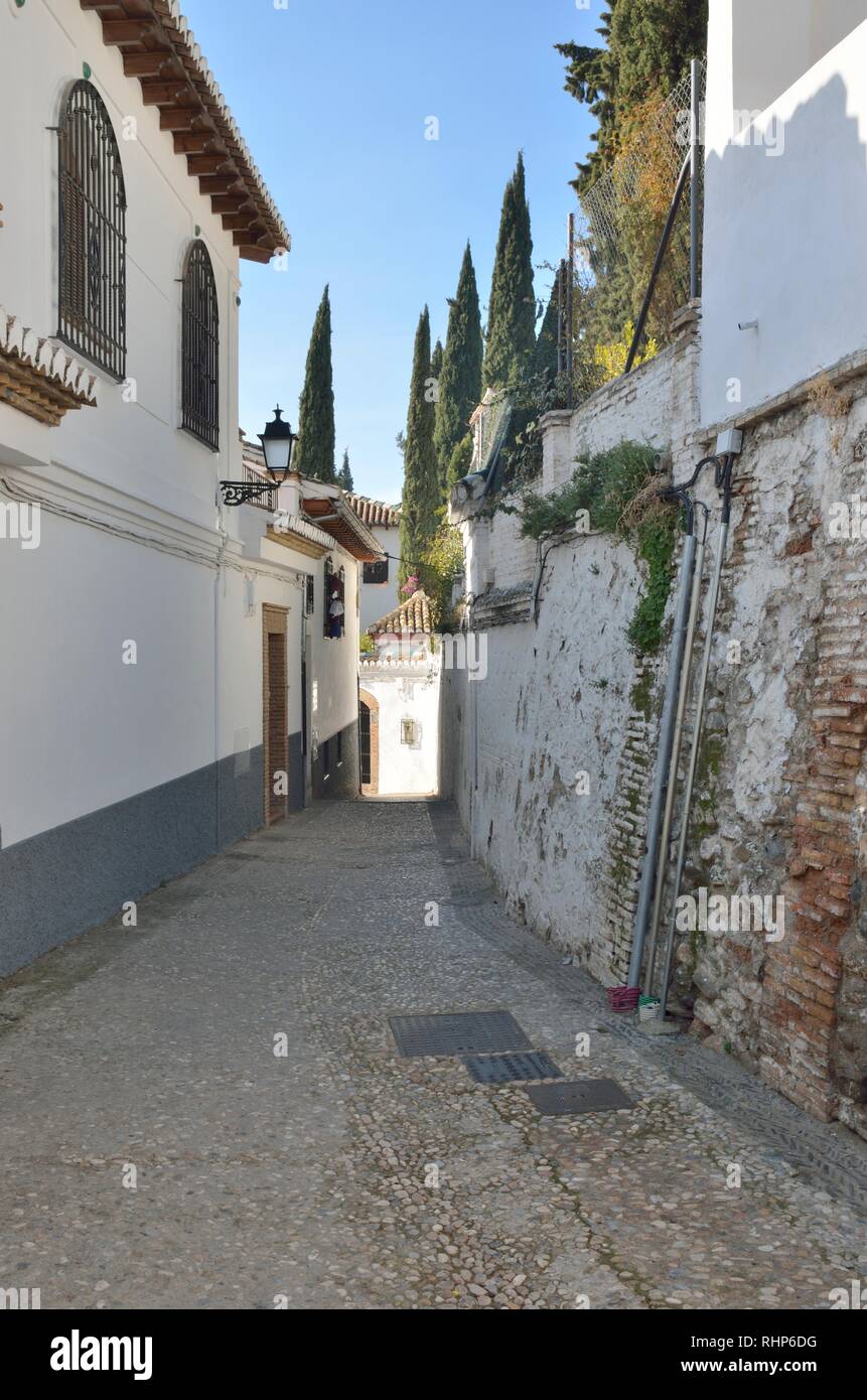 Narrow alley in the medieval moorish district of Albaicin in Granada ...