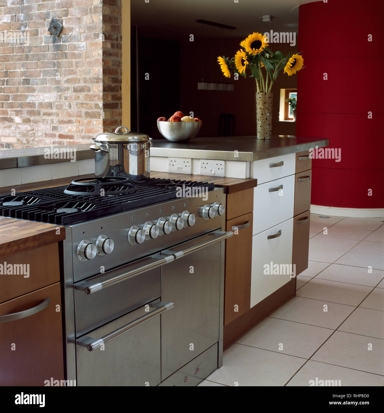 Stainless steel range oven in modern kitchen Stock Photo - Alamy