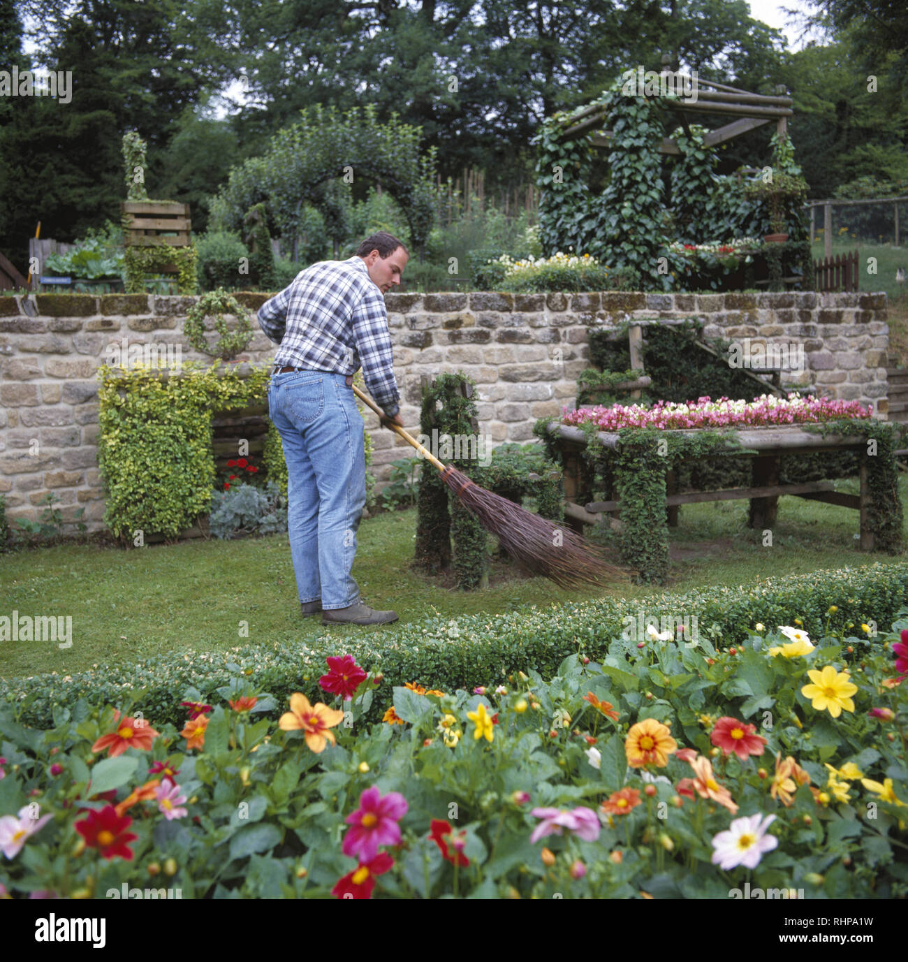 Sweeping lawn hi-res stock photography and images - Alamy