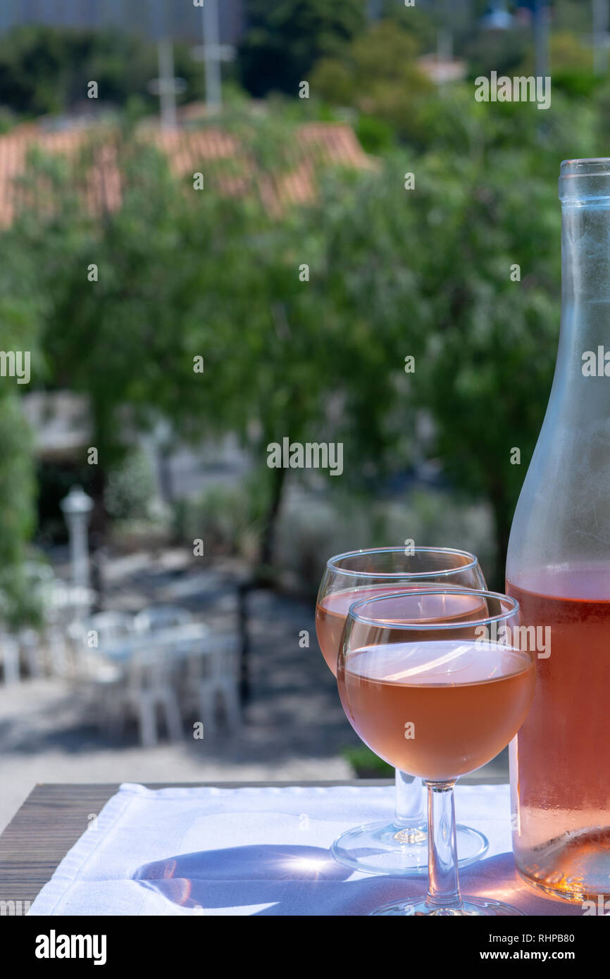 Summer garden rose wine friends hi-res stock photography and images - Alamy