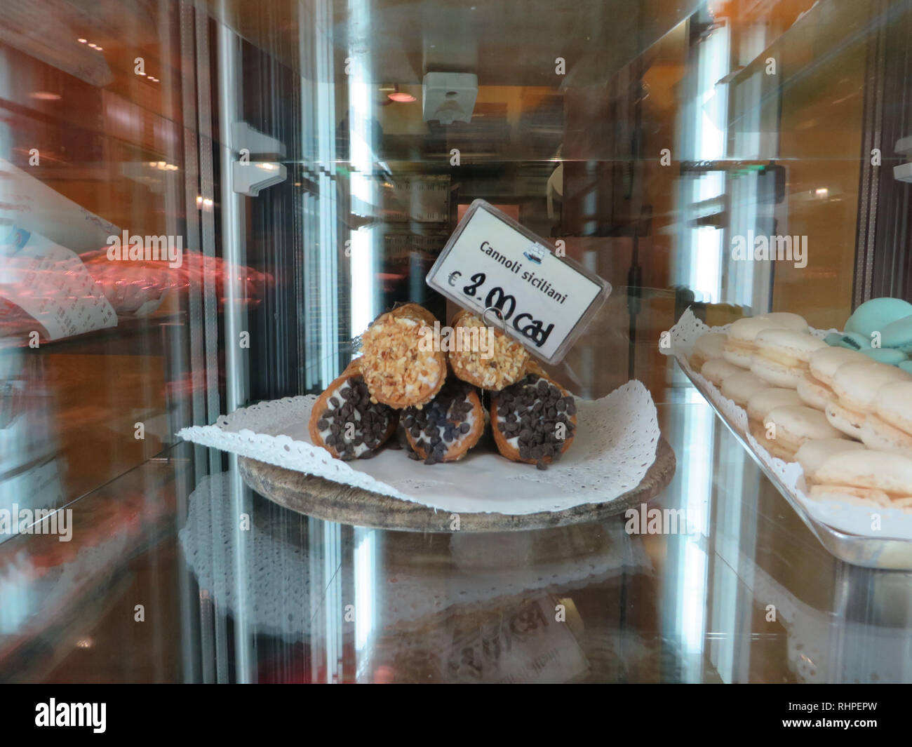 Cannoli pastry hi-res stock photography and images - Alamy