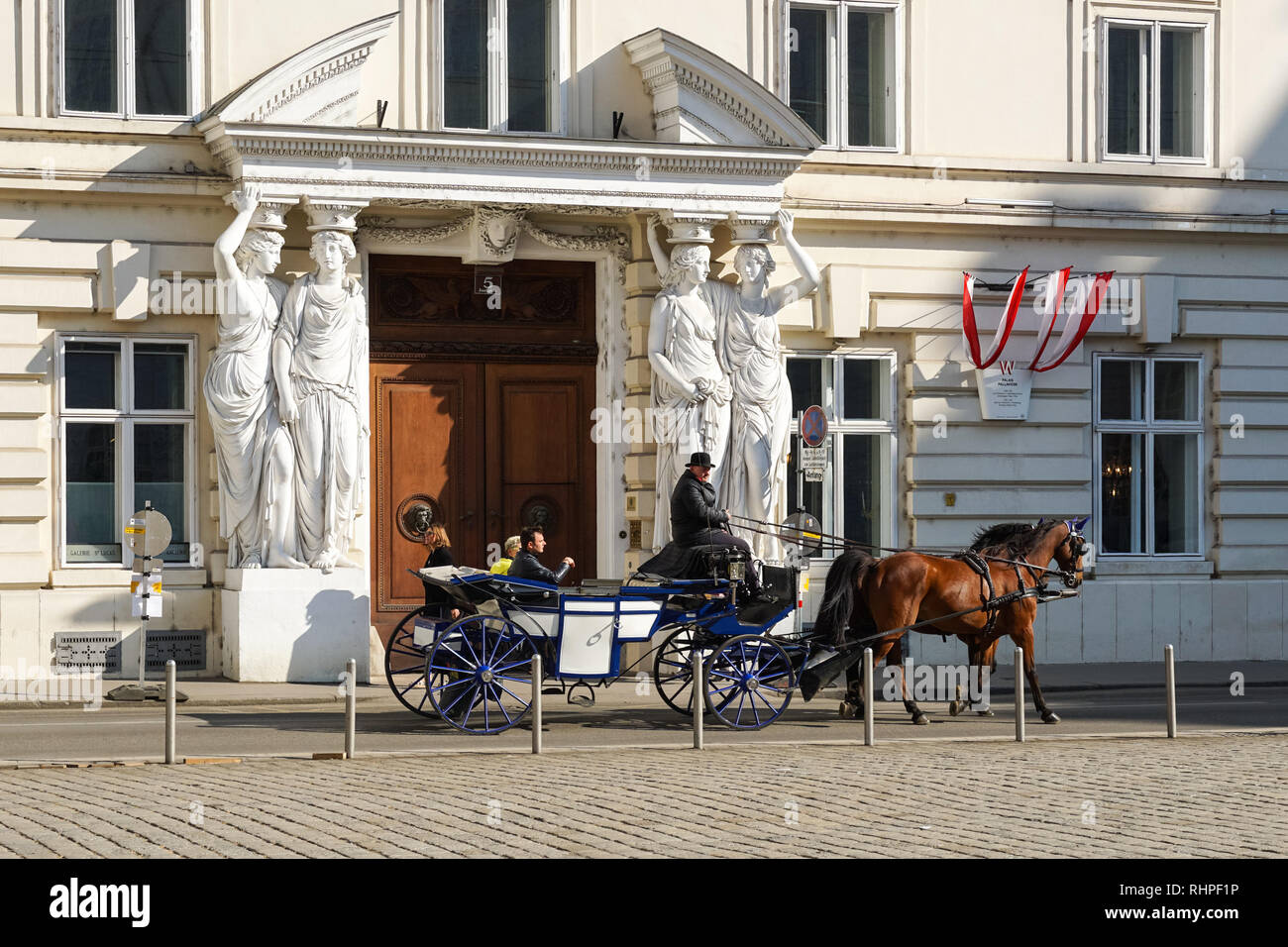 Horse drawn carriage in streets hi-res stock photography and images - Alamy