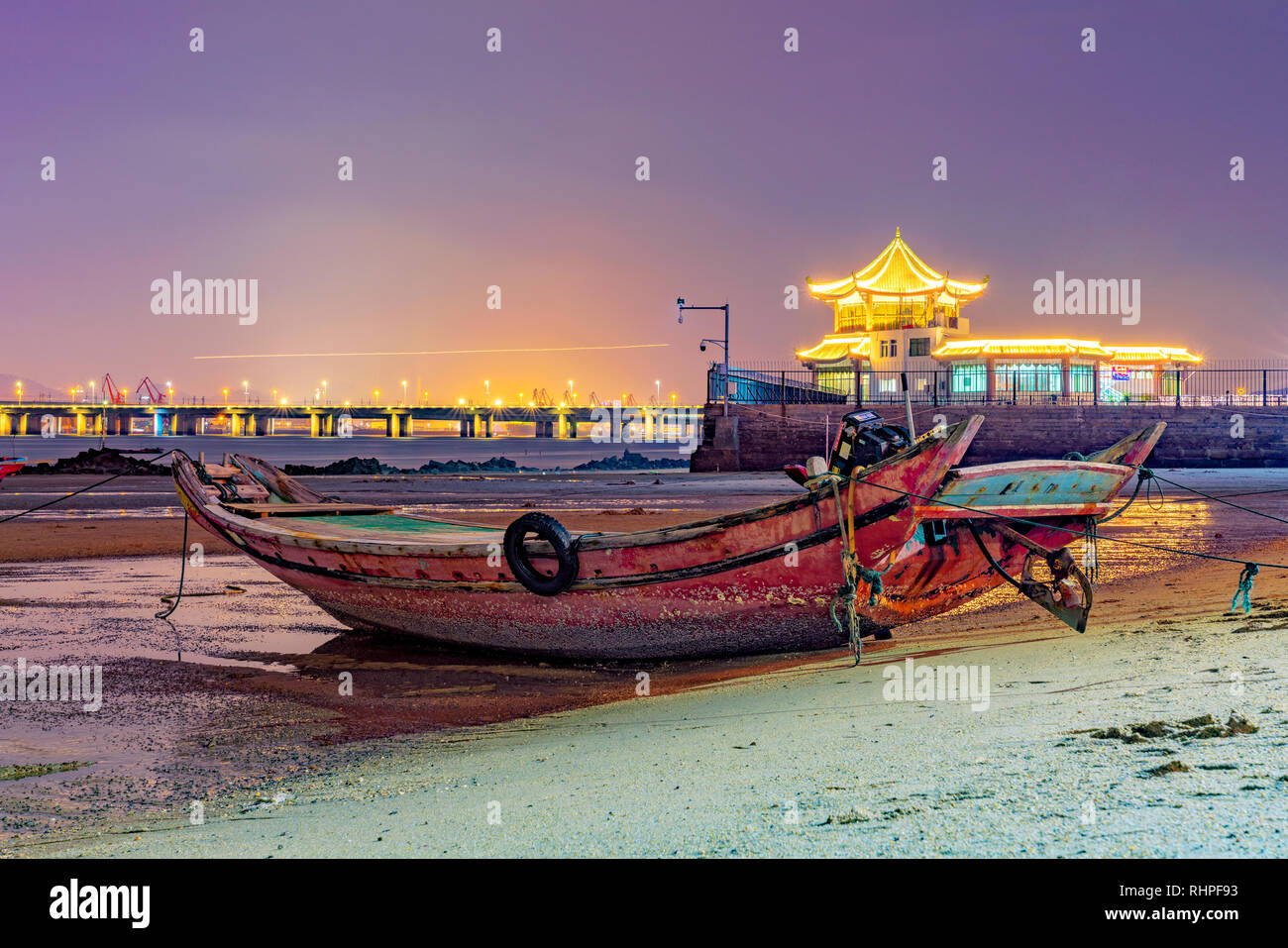 Chinese fishing boat hi-res stock photography and images - Alamy